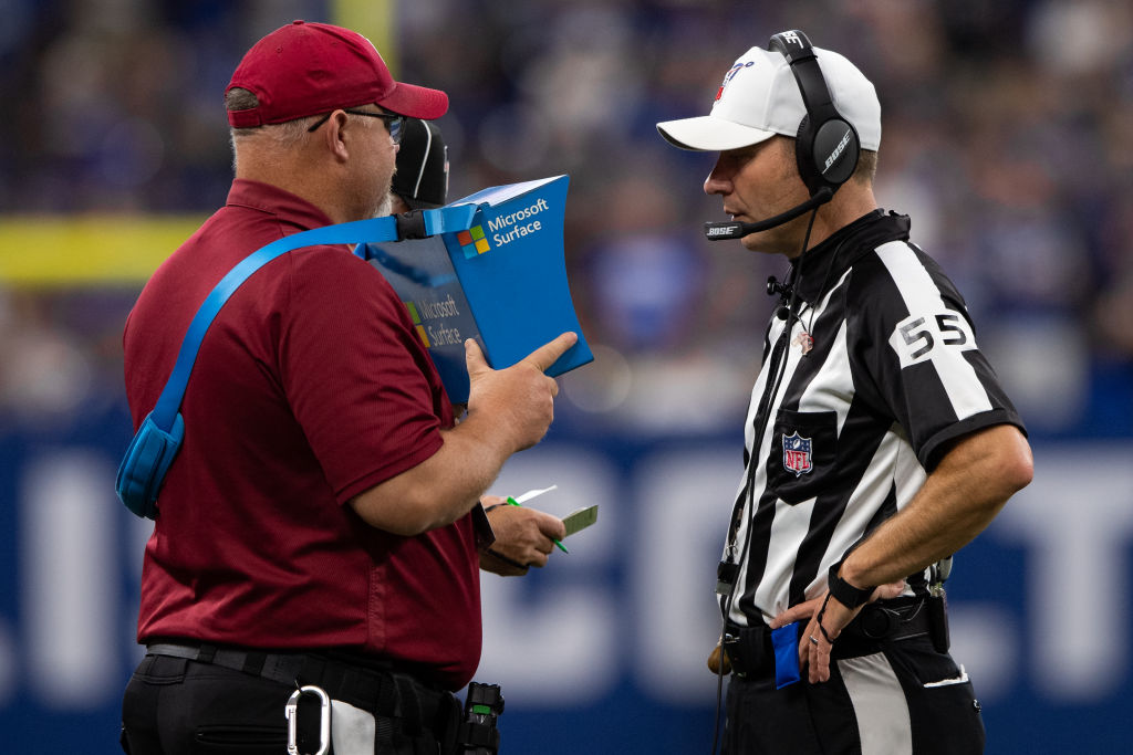 NFL referee announces ‘buttcheek hit inbounds’ turning heads in the ...